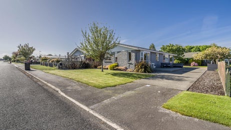 Linda Riordan - Licensed Real Estate Agent - Southland | Bayleys Real ...